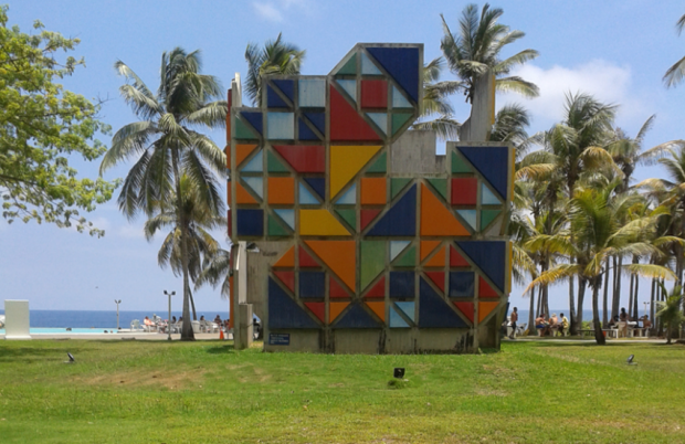 1994• Se instala en Caraballeda (Litoral Central) la obra «Tropicosol ...